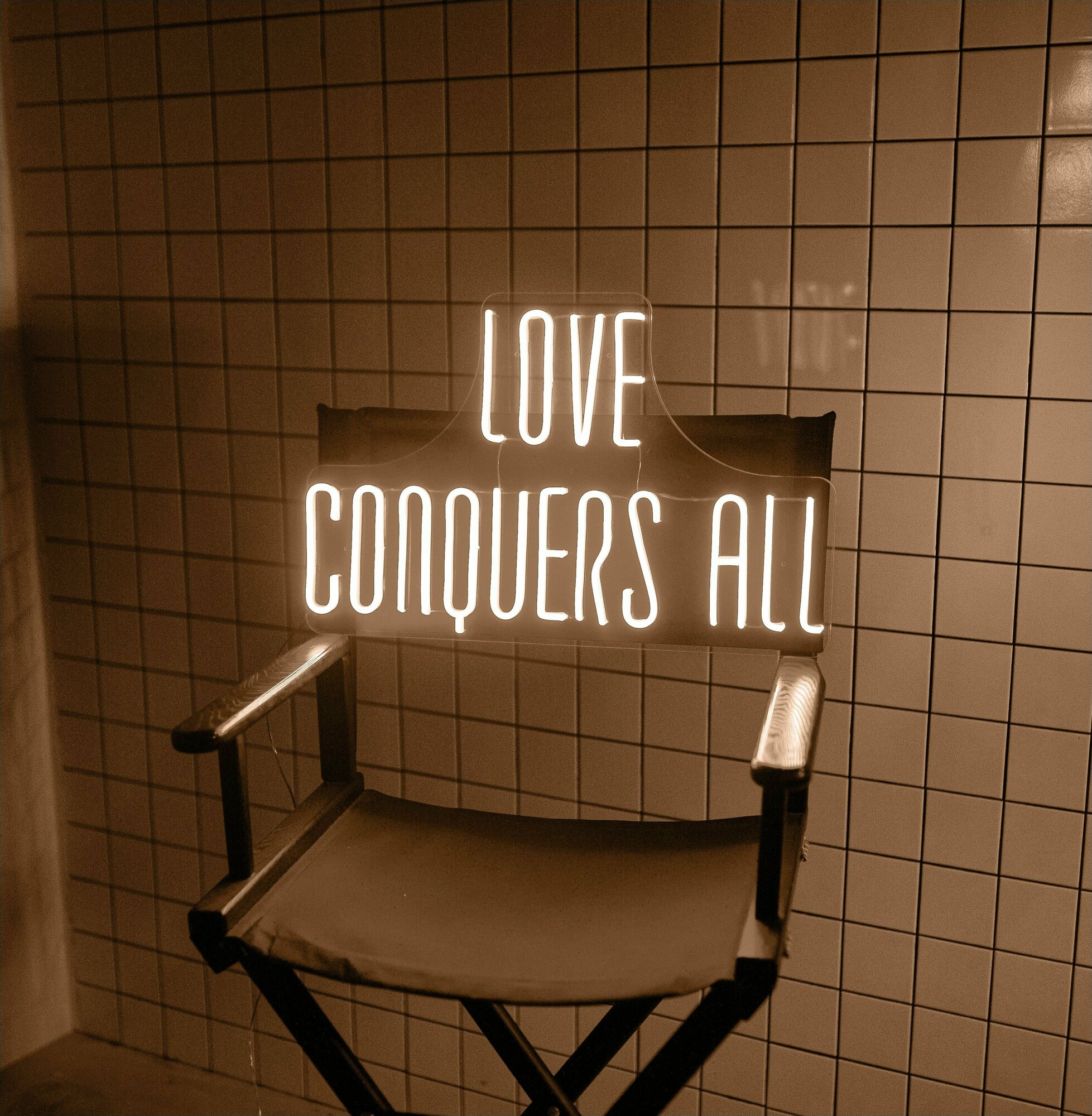 Табличка неоновая Love conquers all, 60х39 см, теплая белая