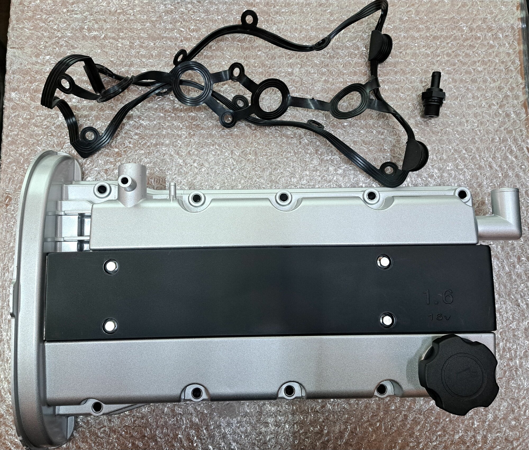 Крышка клапанов (алюминиевая с прокладкой в сборе) Лачетти, Круз, Нексия, Авео, С г-образным отводом