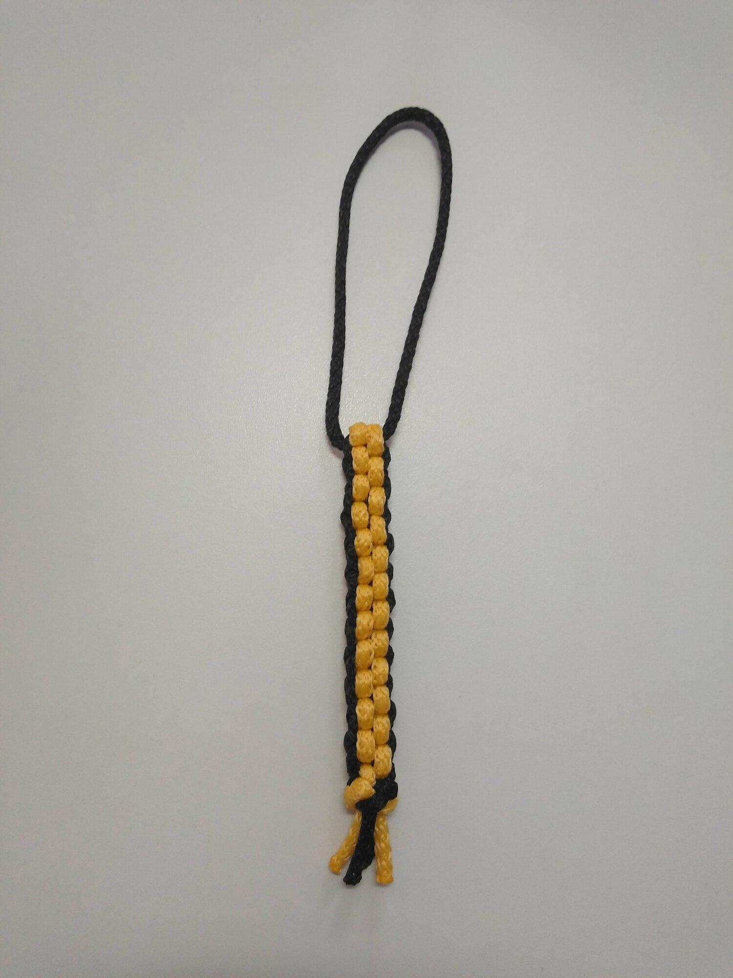 Темляк Pine Art "Square Stitch", для ножа, черно-желтый