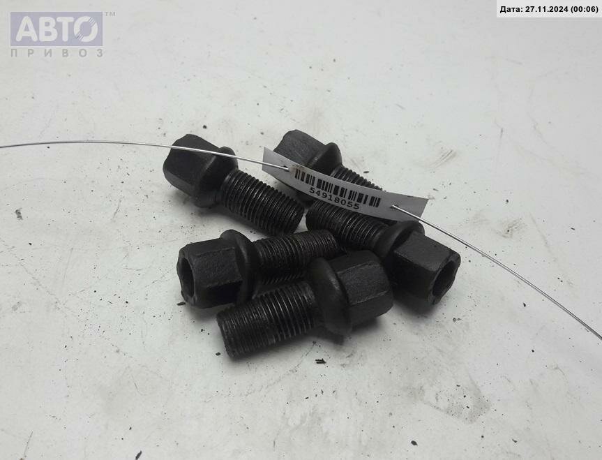 Болт колесный (гайка колесная) Volkswagen Passat B5