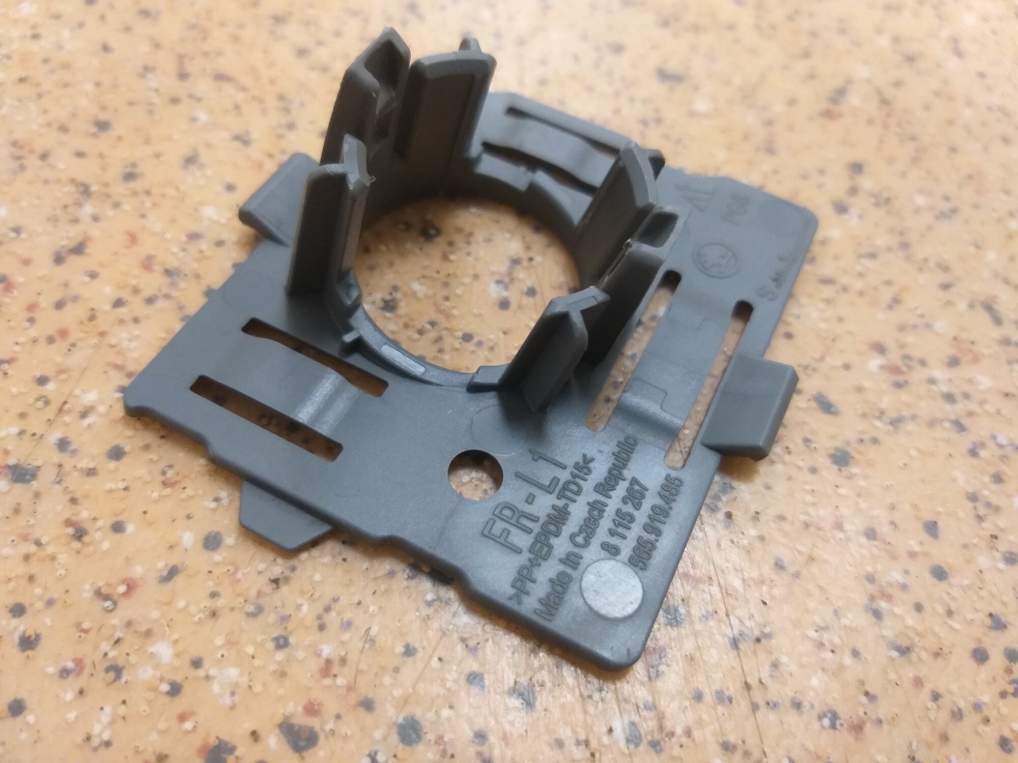 Кронштейн датчика парковки слева внутри Шкода Кодиак Skoda Kodiaq оригинал 565919485 565919491