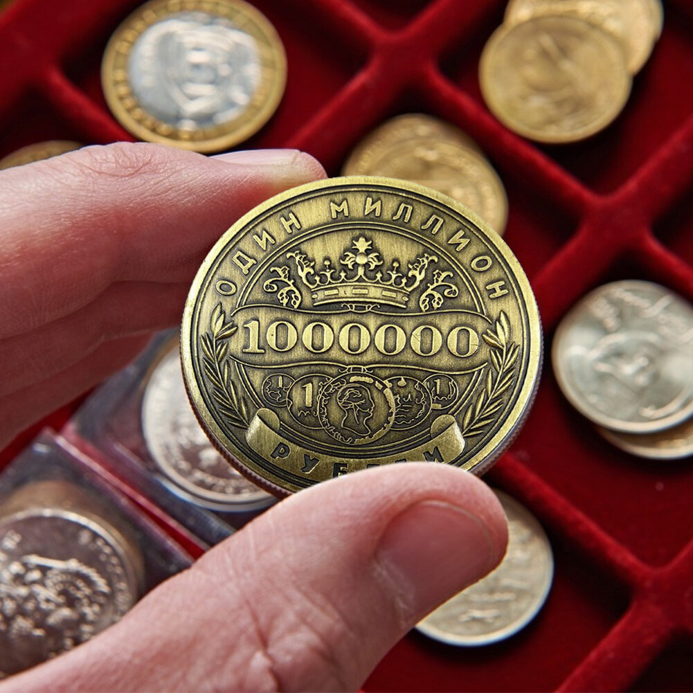Сувенирная монета России номиналом 1 миллион рублей с двуглавым орлом и короной, коллекционная, золотое покрытие