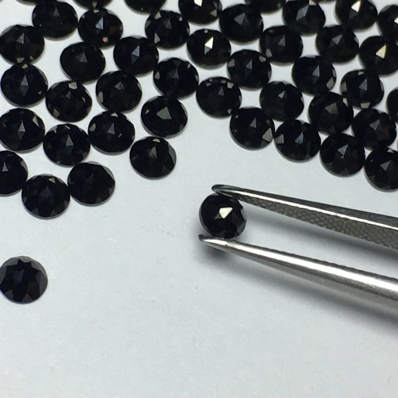 Черная шпинель для ювелирных изделий