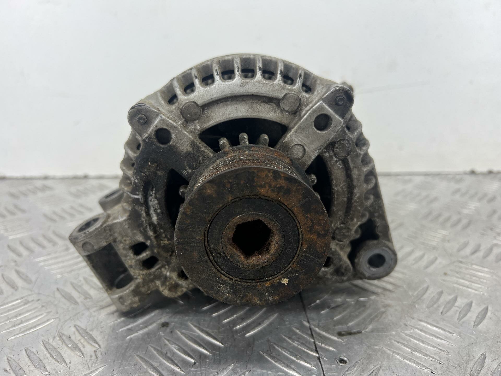 Генератор Land Rover Discovery 3 L319 2007 YLE500400