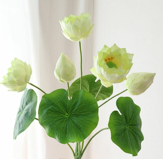 Искусственный лотос, букет из трех цветков, двух бутонов, четырех листьев лотоса