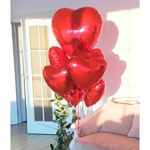 Композиция из воздушных шаров с большим сердцем