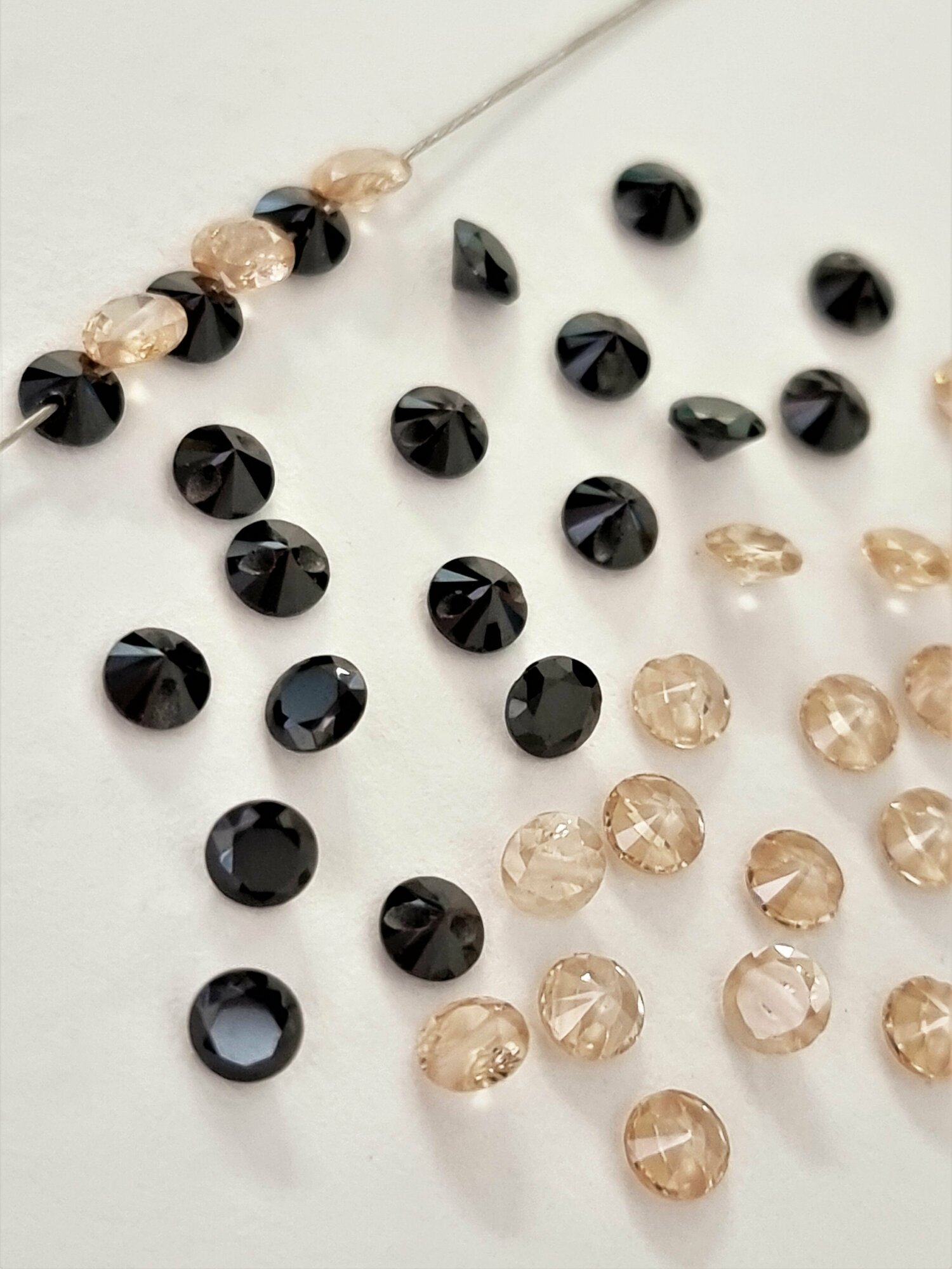 Хрустальные стразы с отверстием. 3,5х2,5мм. 40шт. Черные и Золотые.