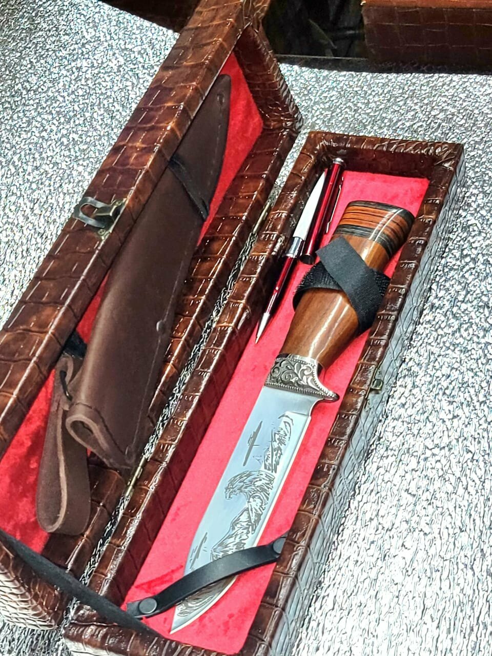 Нож туристический разделочный Сокол в чехле ножнах и подарочный кожаный футляр , ручка нож. (Сталь65х13)
