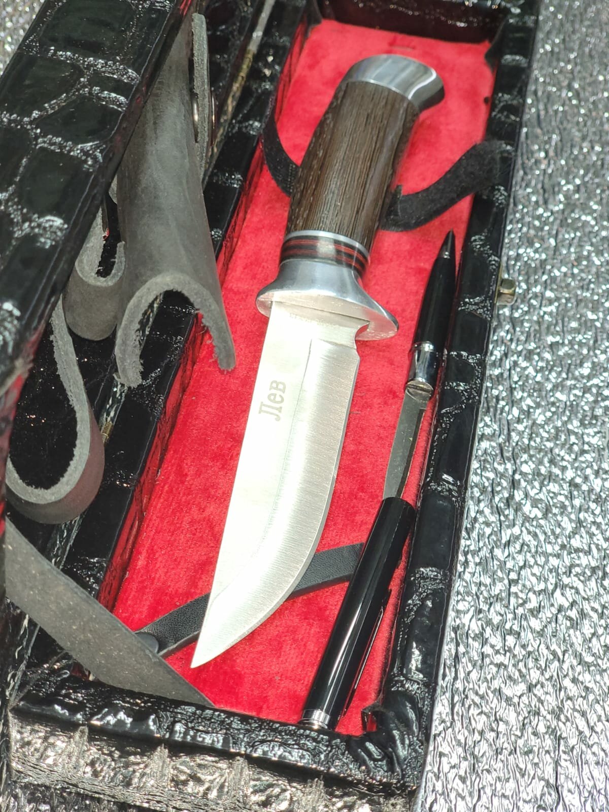 Нож туристический разделочный , Лев в чехле ножнах и подарочный черный кожаный футляр , ручка нож в подарок