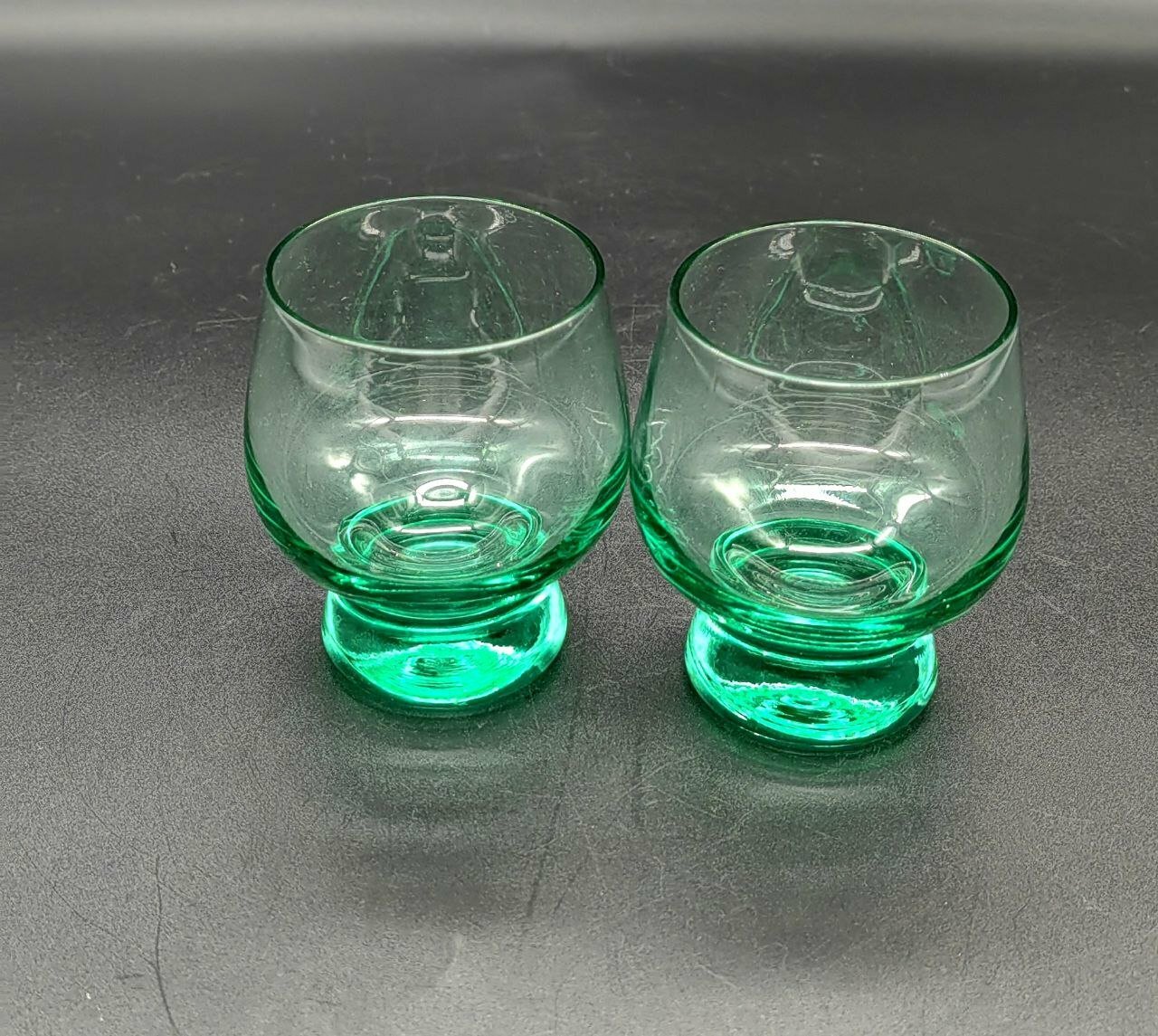 Пара стопок изумрудного цвета (для крепких напитков), стекло, СССР, 1960-1990 гг.