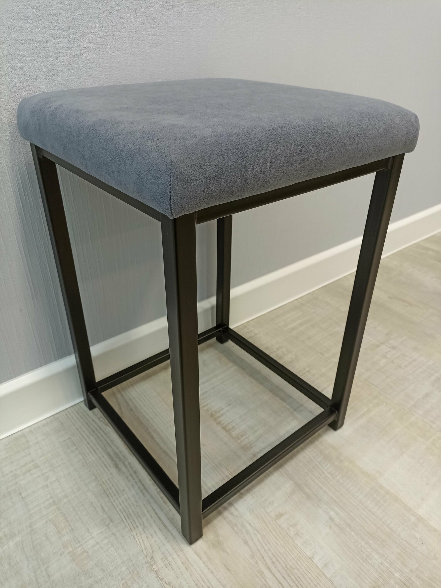 Табурет металлический с мягким сиденьем в стиле лофт "Грэйс" / 47х32,5см / черный каркас - темно-серый велюр