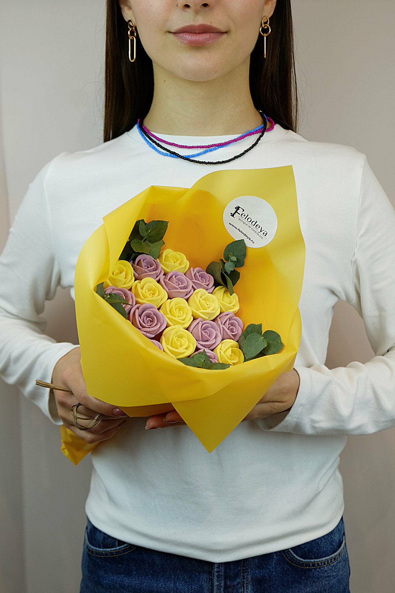 Букет из 19 шоколадных роз с веточками эвкалипта