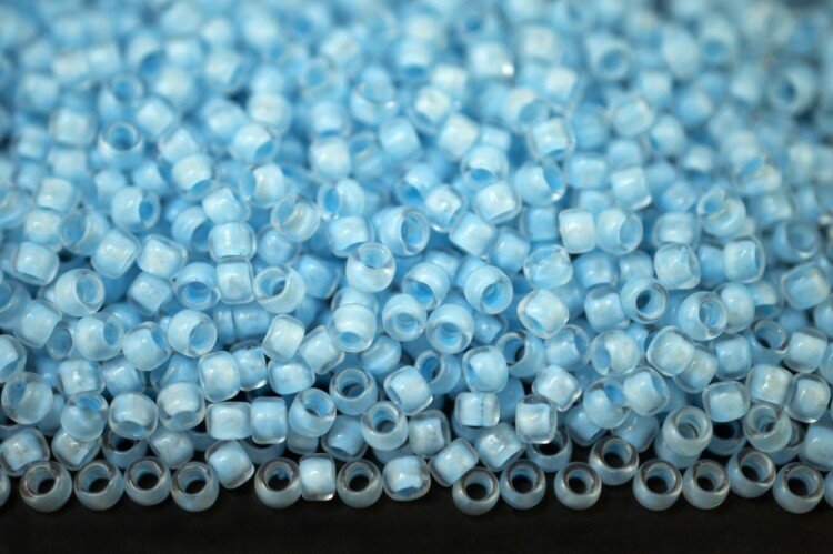 Бисер японский TOHO круглый 8/0 #0976 хрусталь/синий лед неон, окрашенный изнутри, 10 грамм