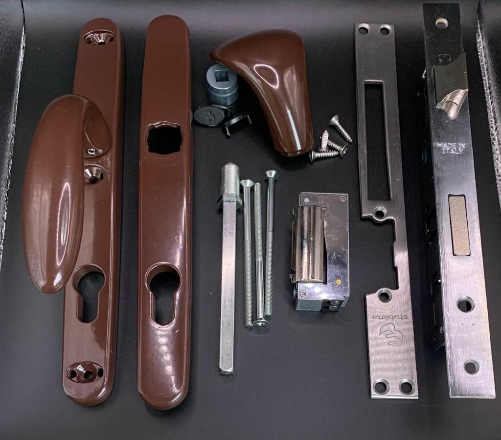 Комплект для калитки (ручка ухват, коричневая, ral 8017 + замок с личинкой DORMA 80 + электромагнитная защелка)