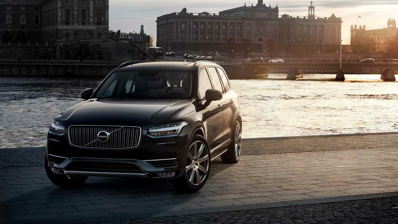 Картина на холсте 110x60 LinxOne "Черный кроссовер Volvo XC90 у" интерьерная для дома / на стену / на кухню / с подрамником