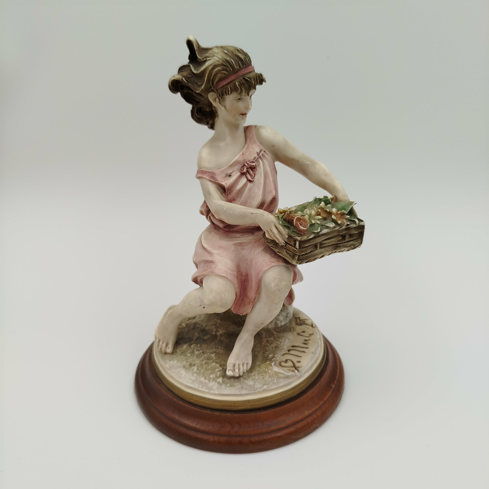 Статуэтка "Девушка с корзиной цветов", автор Bruno Merli, композитный материал