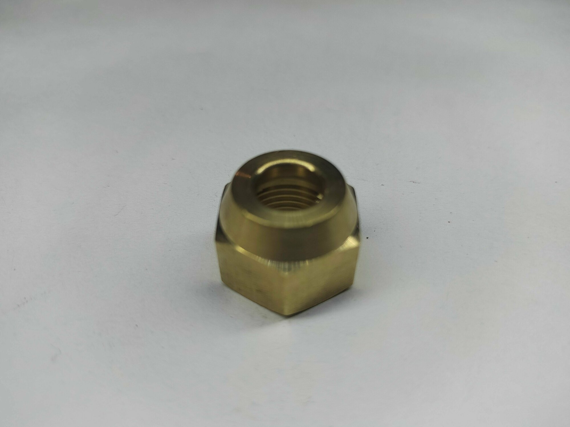 Гайка накидная SAE 1/4 латунная для кондиционера под вальцовку