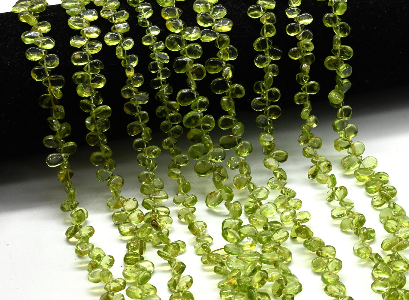 Бусины из хризолита капля 4*7мм, 26,5см, 87 бусин .