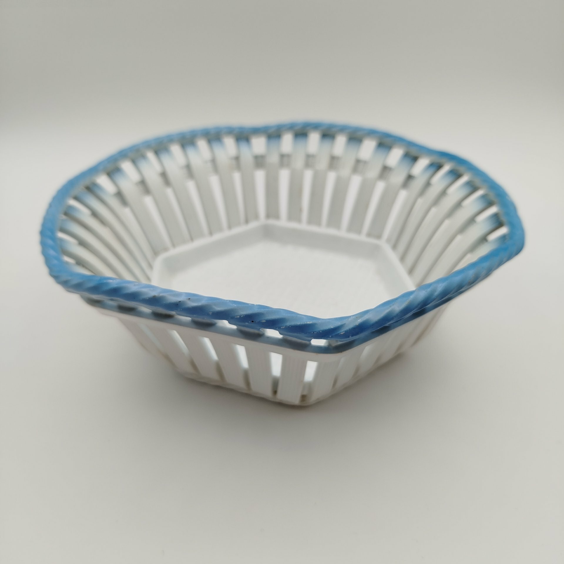 Сухарница в виде корзины в бело-голубой гамме, фаянс, аэрография