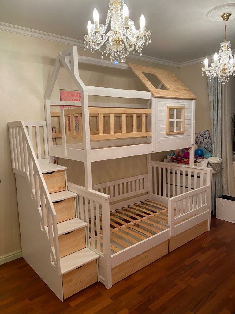 Двухъярусная кровать Лейла Домик, с лестницей-комодом, спальные места 90х190 и 120х190, цвет белый + сосна.