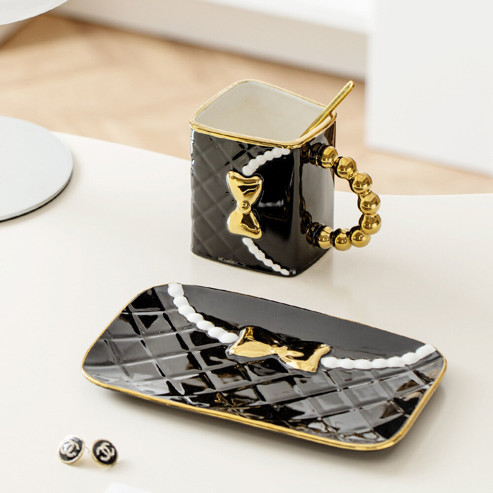 Черная чашечка в форме сумочки