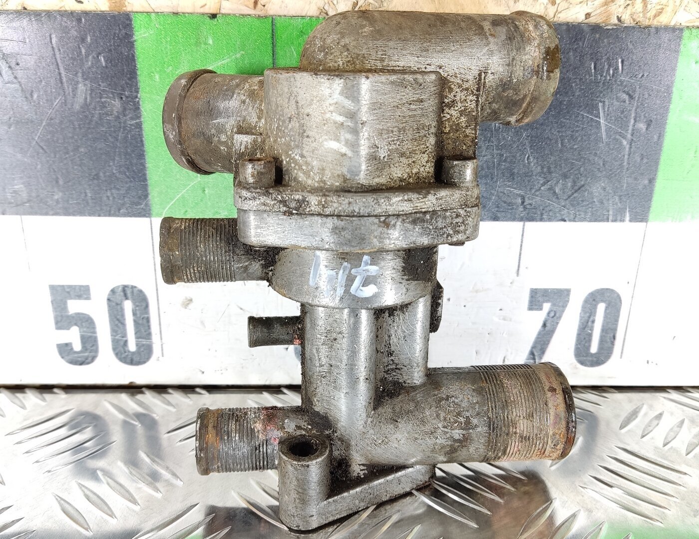 Корпус термостата VAZ 2110 21082130601011