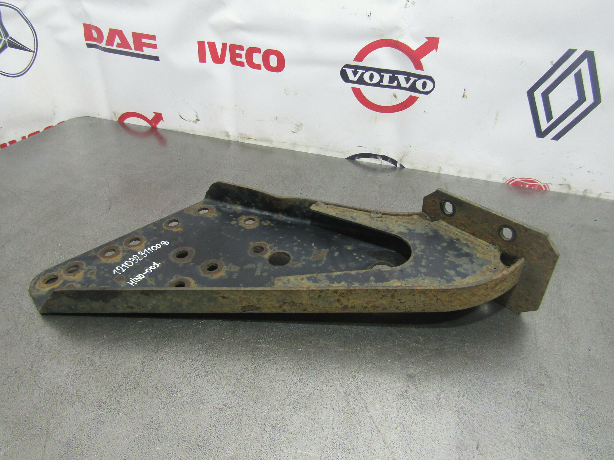 Кронштейн противооткатного упора задний левый HINO500