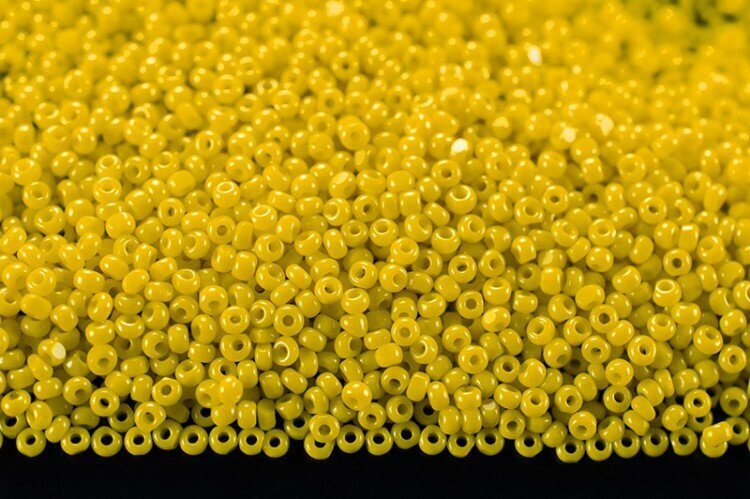 Бисер чешский PRECIOSA Граненый Шарлотта 13/0 83110 желтый непрозрачный, около 10 грамм