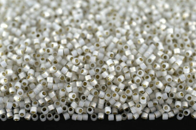 Бисер японский MIYUKI Delica цилиндр 11/0 DB-0221 белый опал, серебряная линия внутри, 5 грамм