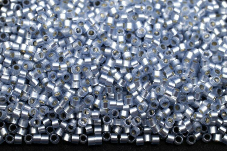 Бисер японский TOHO Treasure цилиндрический 11/0 #2246 молочный ледник, серебряная линия внутри, 5 грамм