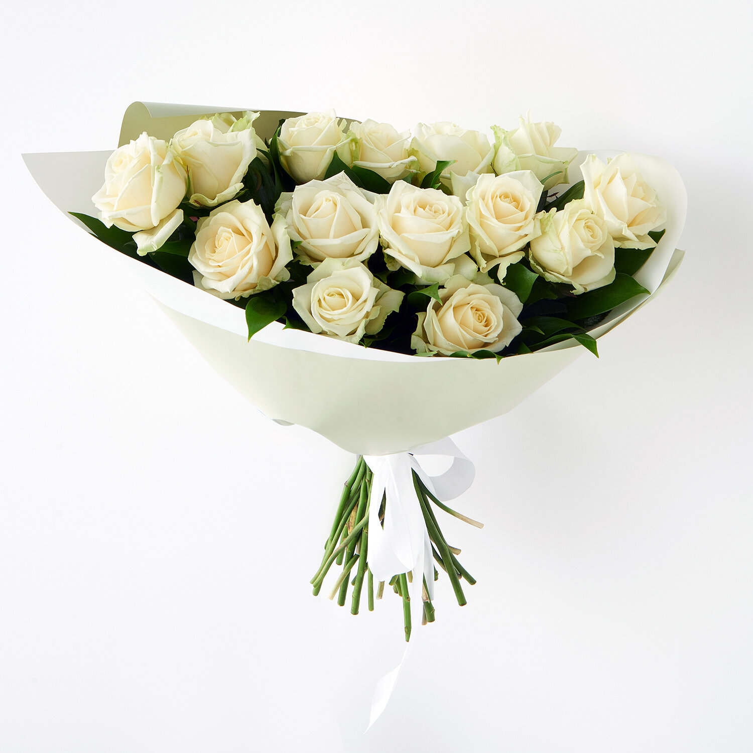 Букет из 15 белых роз Эдвиж от ЛасФлоре, высота 40 см, дизайнерская упаковка
