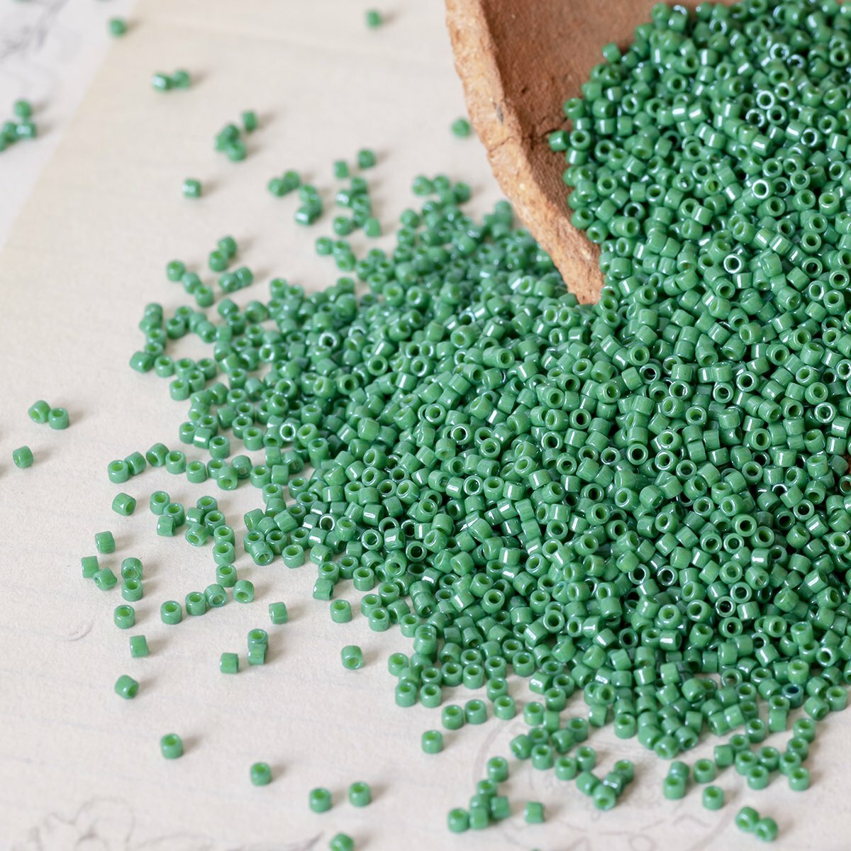 Бисер японский MIYUKI 10 гр Миюки цилиндрический Delica Делика 11/0 размер 11 DB-656 цвет зеленый непрозрачный (Dyed Opaque Green)
