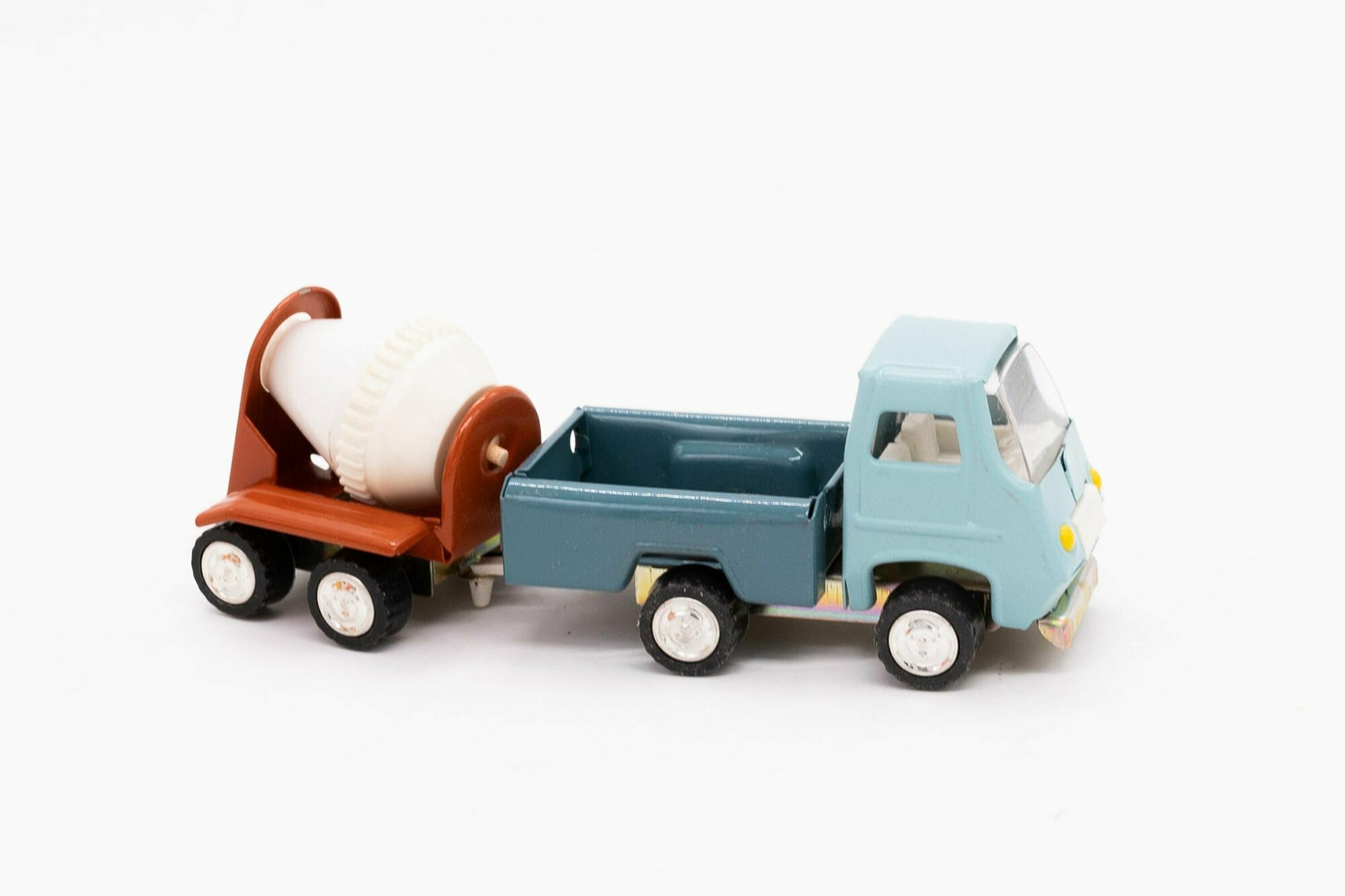 Игрушка "Автомобиль с прицепом бетономешалка" (СССР)
