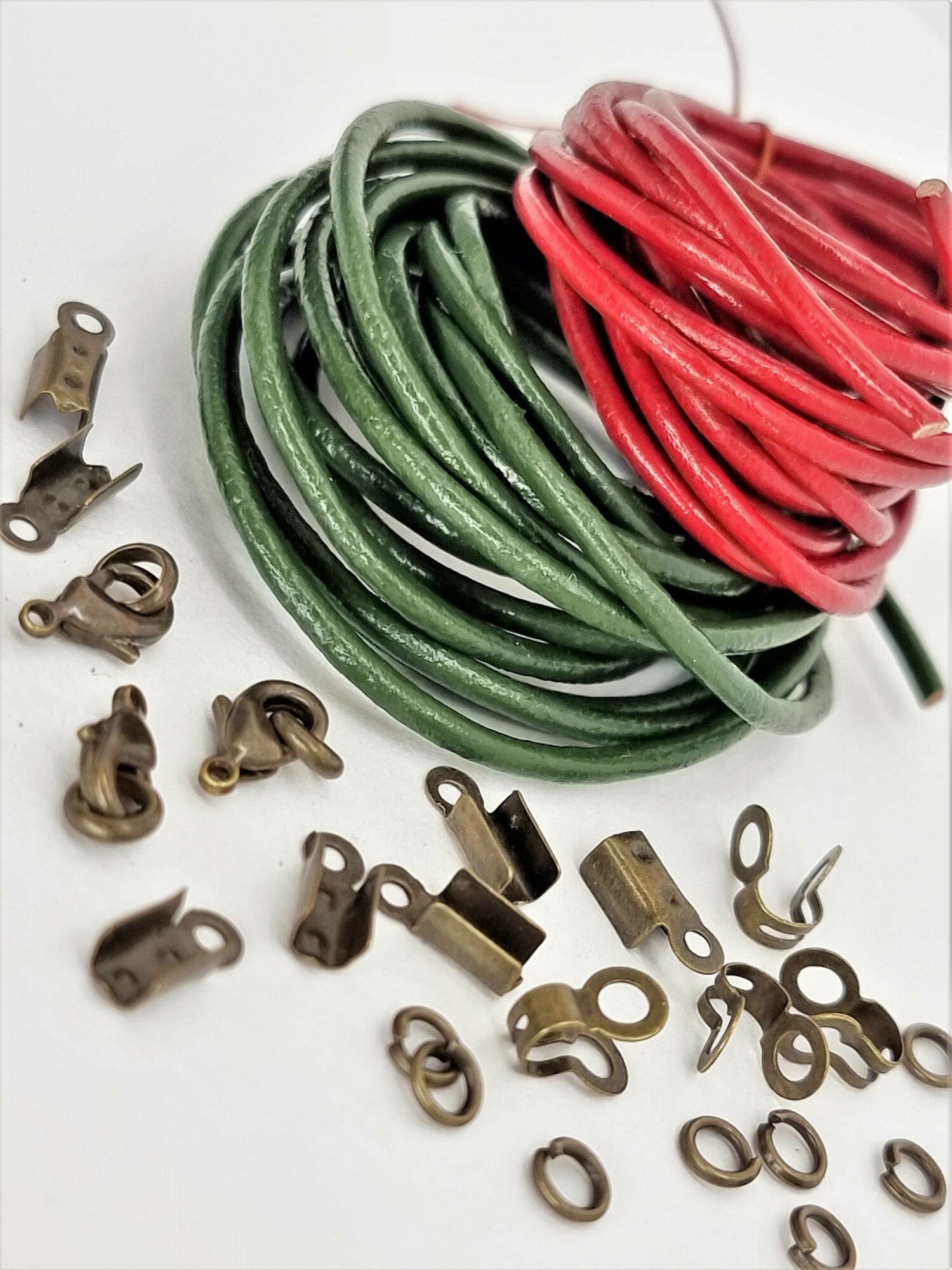 Кожаные шнуры и концевики. d1,8мм. 2штх1,5м. Красные и Зеленые.