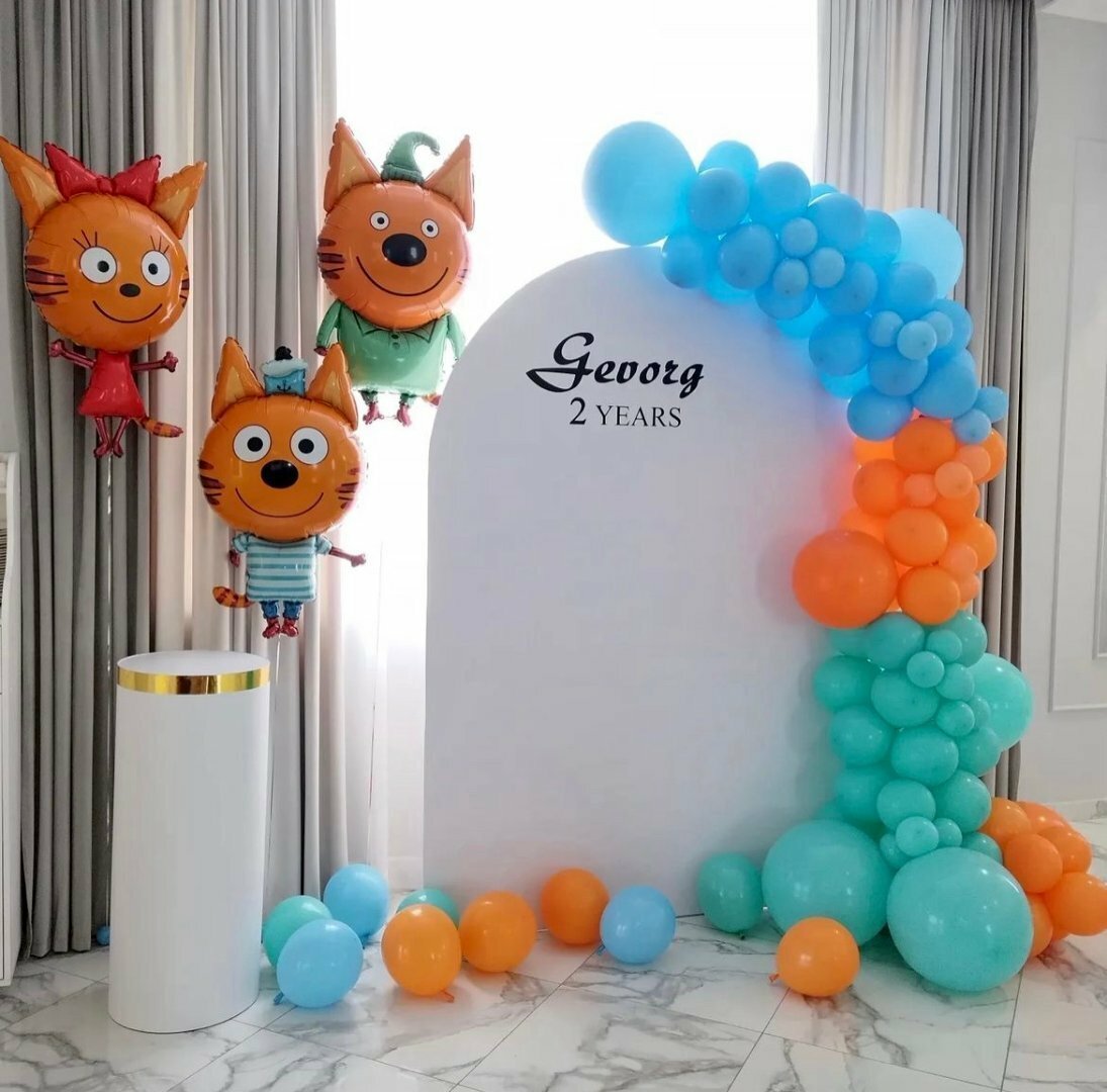 Фотозона из шаров «Три кота»