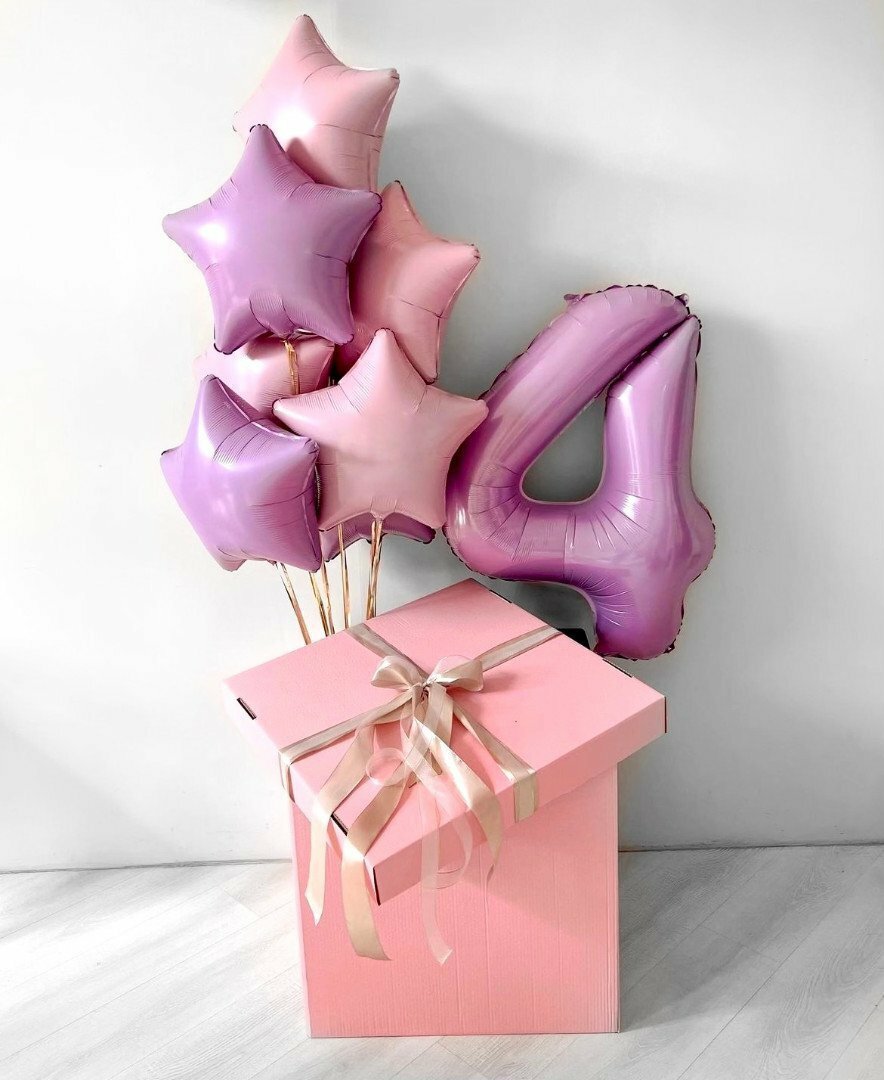 Розовая коробка с фольгированными шарами на день рождения