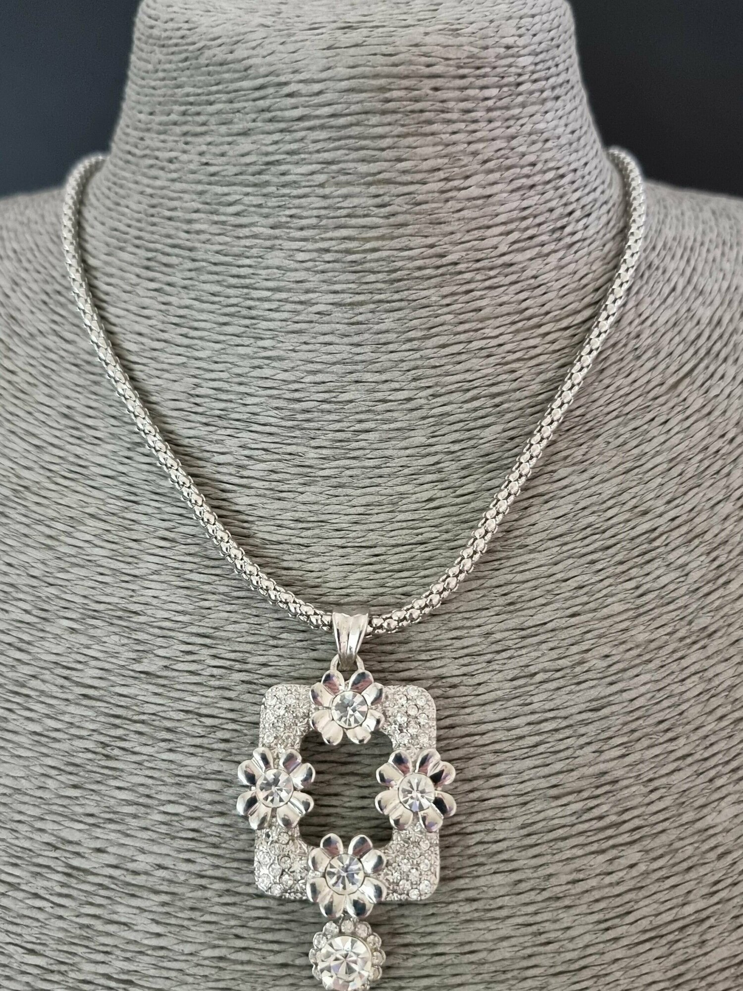 Колье, стекло, кристаллы Swarovski