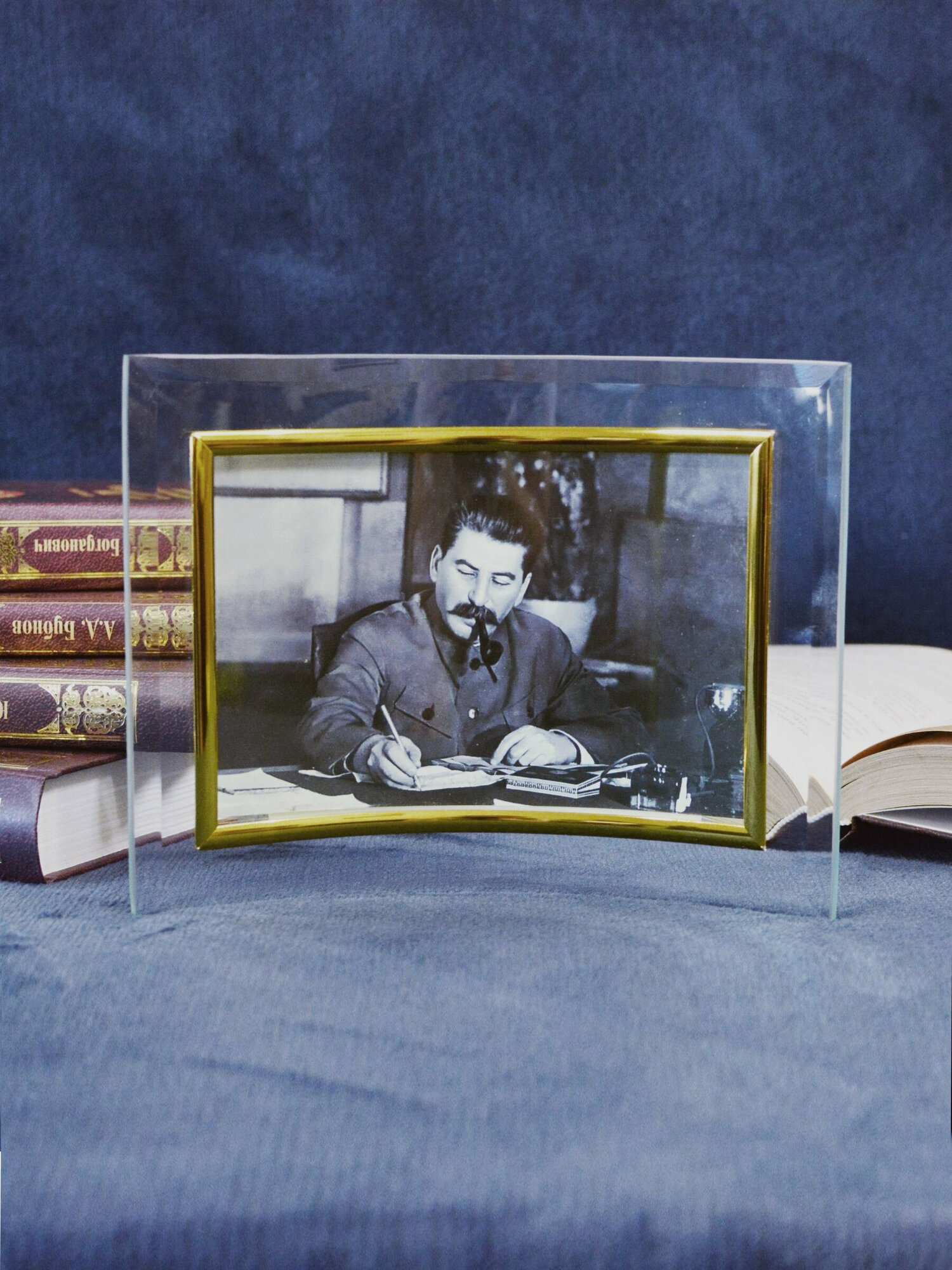 Портрет Сталина настольный 10x15 см в рамке, Сталин за работой