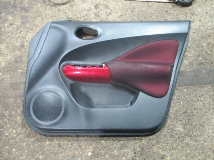 Облицовка двери передней правой 809001KK1B Ниссан Жук F15