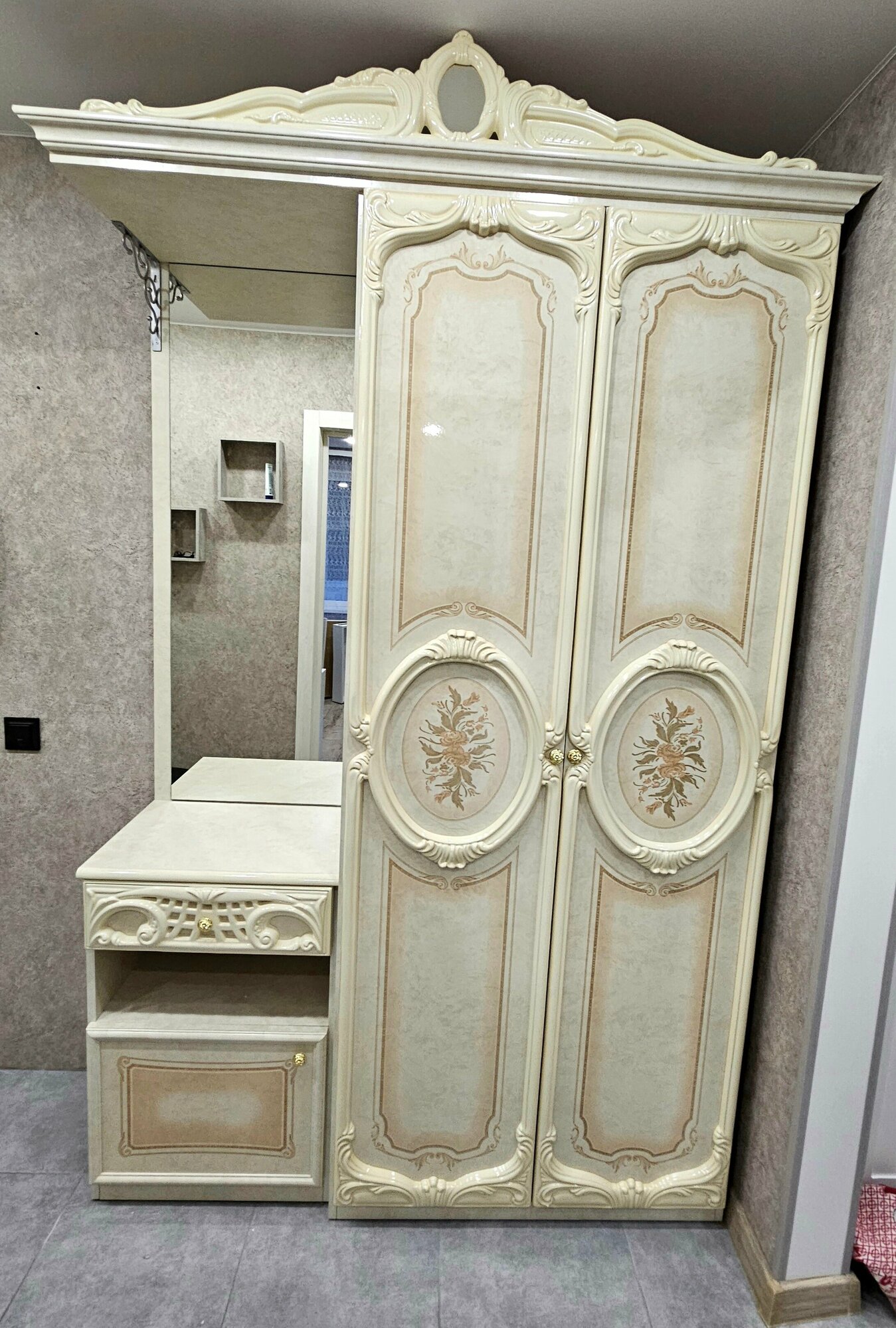 Прихожая Роза беж глянец (шкаф 2-х дв, тумба с зеркалом), Фабрики Диа Мебель, Россия.