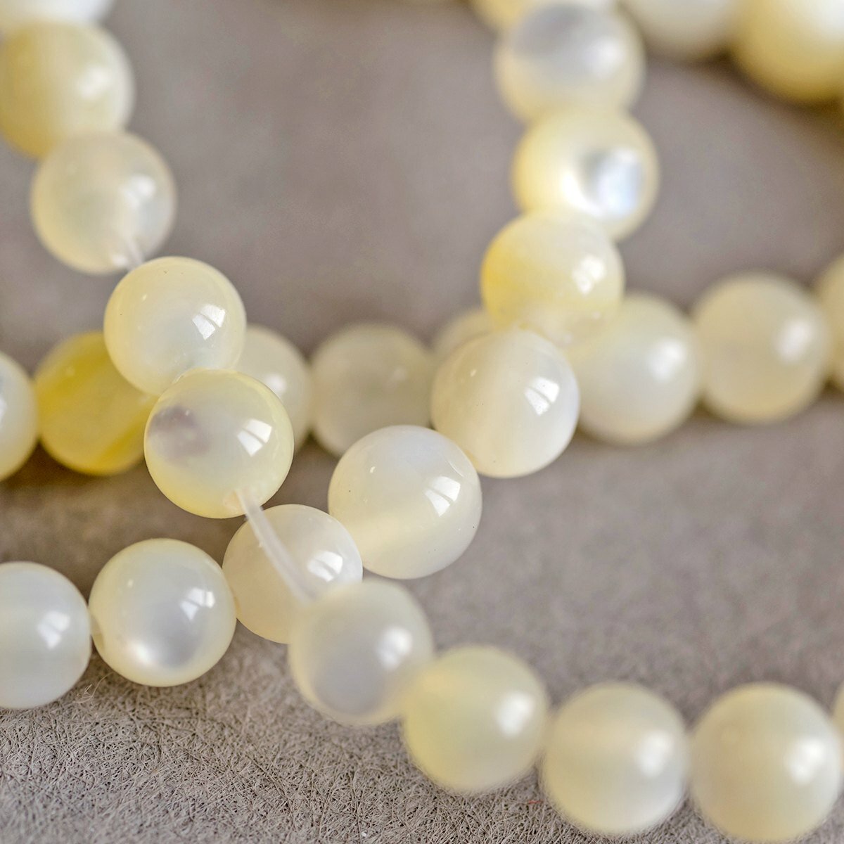 Бусины круглые из натурального Морского Перламутра 48 шт, размер 4 мм, цвет сливочный