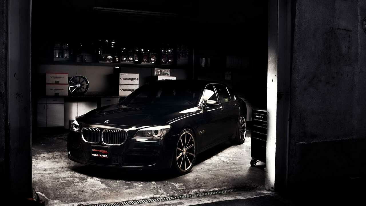 Картина на холсте 110x60 LinxOne "Бумер бмв гараж bmw 750Li" интерьерная для дома / на стену / на кухню / с подрамником
