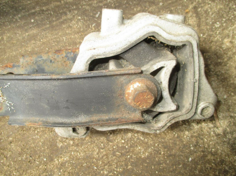 Подушка двигателя нижняя Ленд Ровер Фрилендер 2 LR004511 6G926P082LD 2,0-2,2 л Дизель 07-14 г