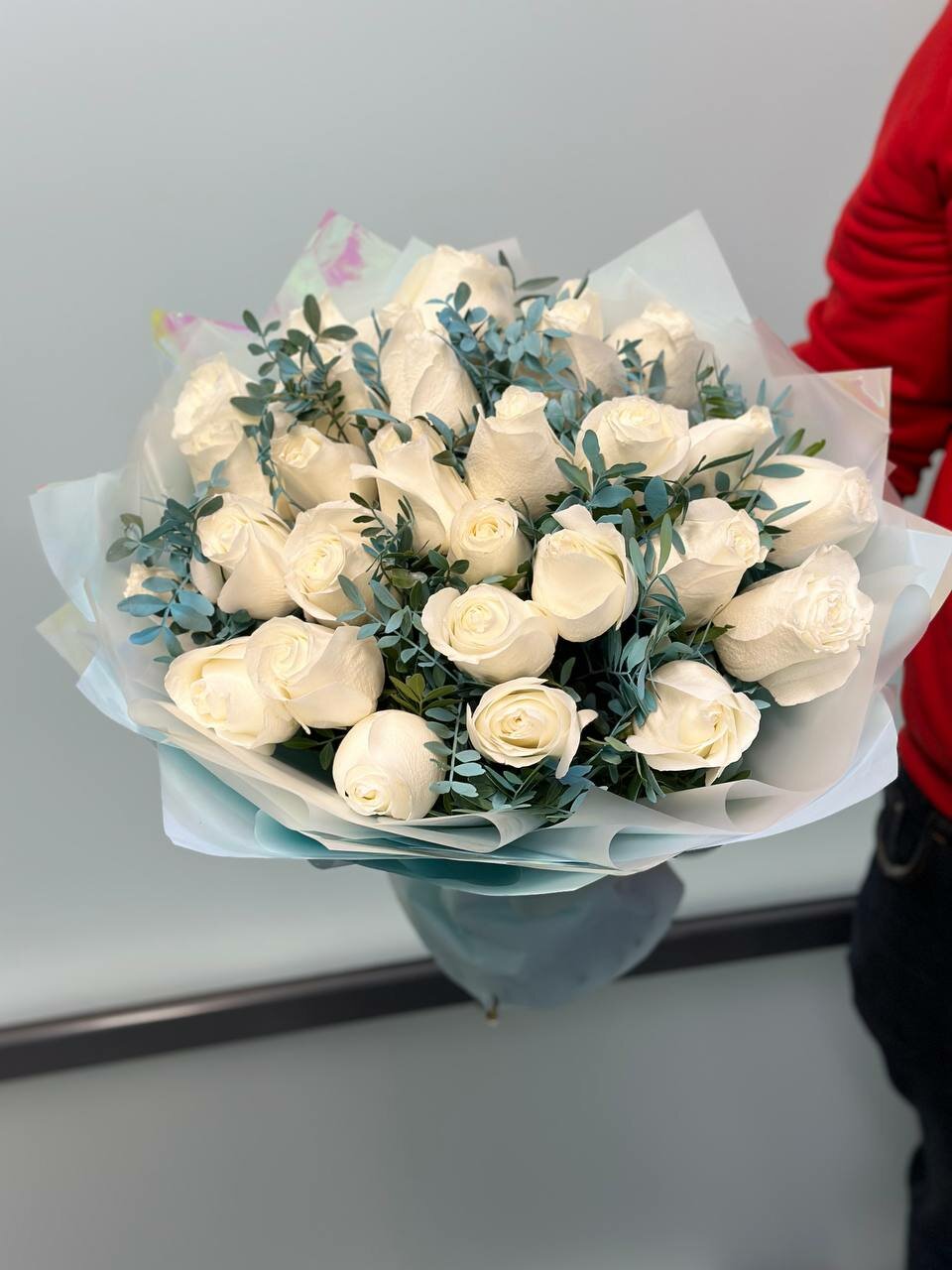 Букет wowflo, из белых роз, высота 50см, 29 роз, ветви эвкалипта