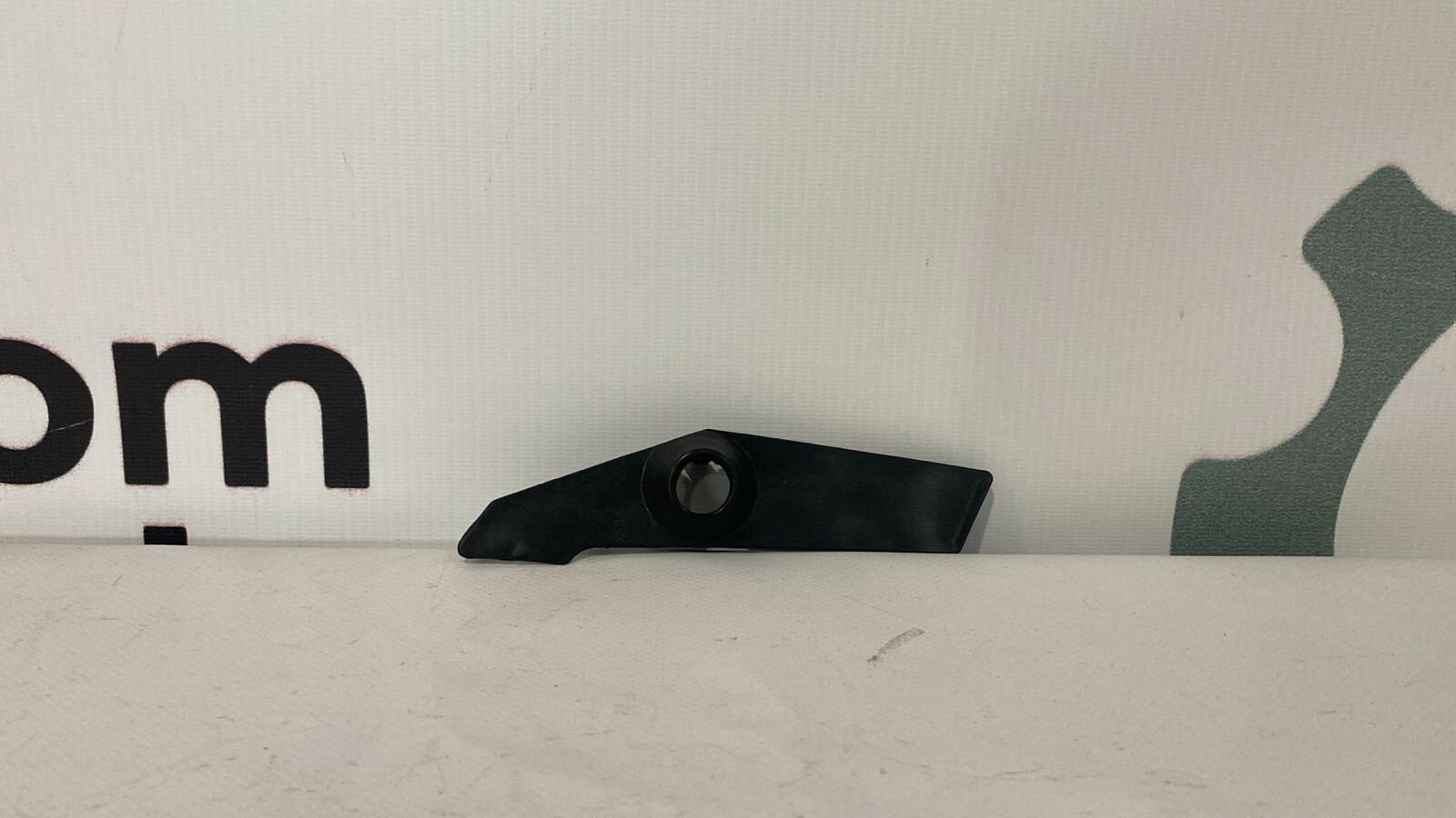 Кронштейн переднего парктроника правый Hyundai Elantra 7 20-23