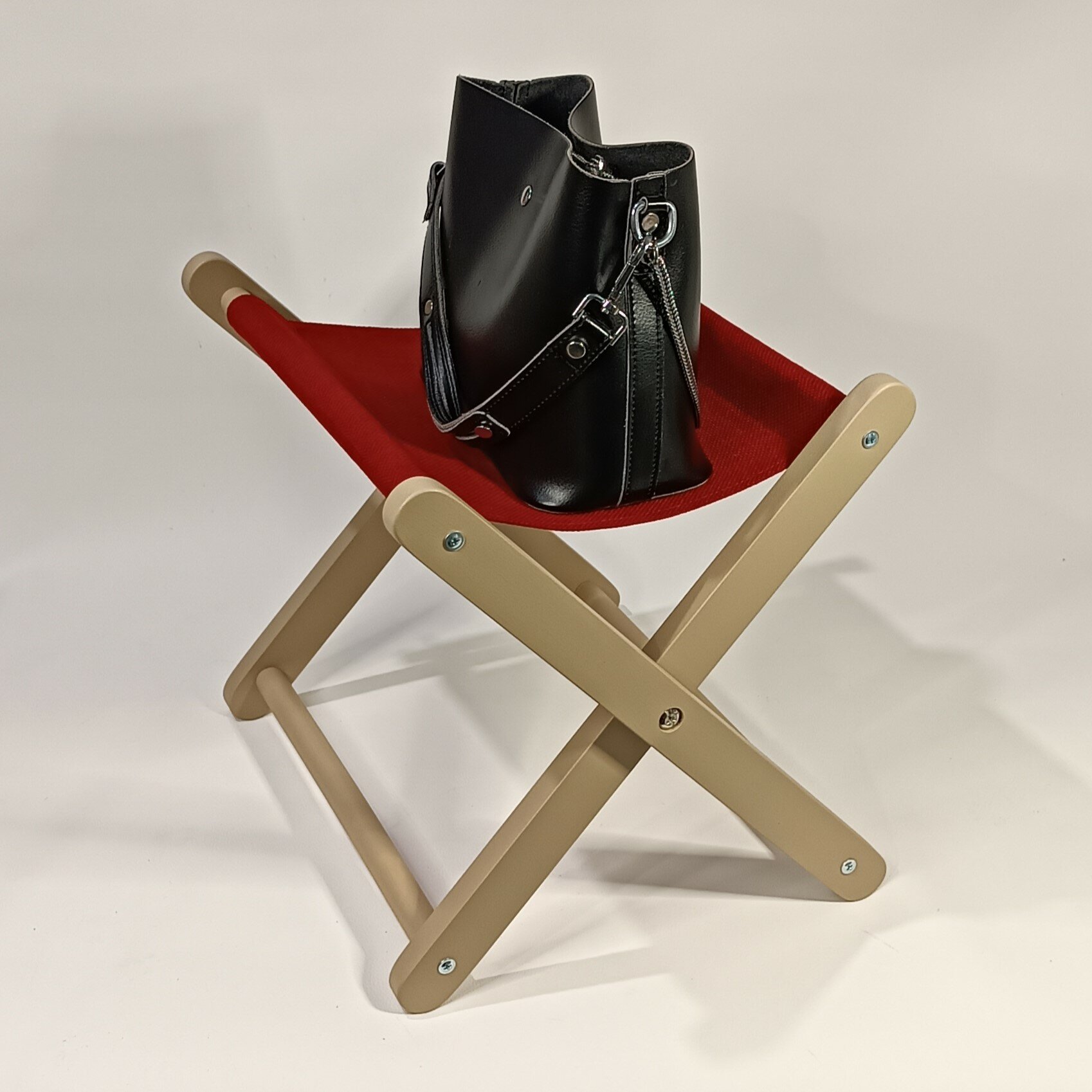 Подставка для сумок из красной рогожки с бежевой деревянной основой