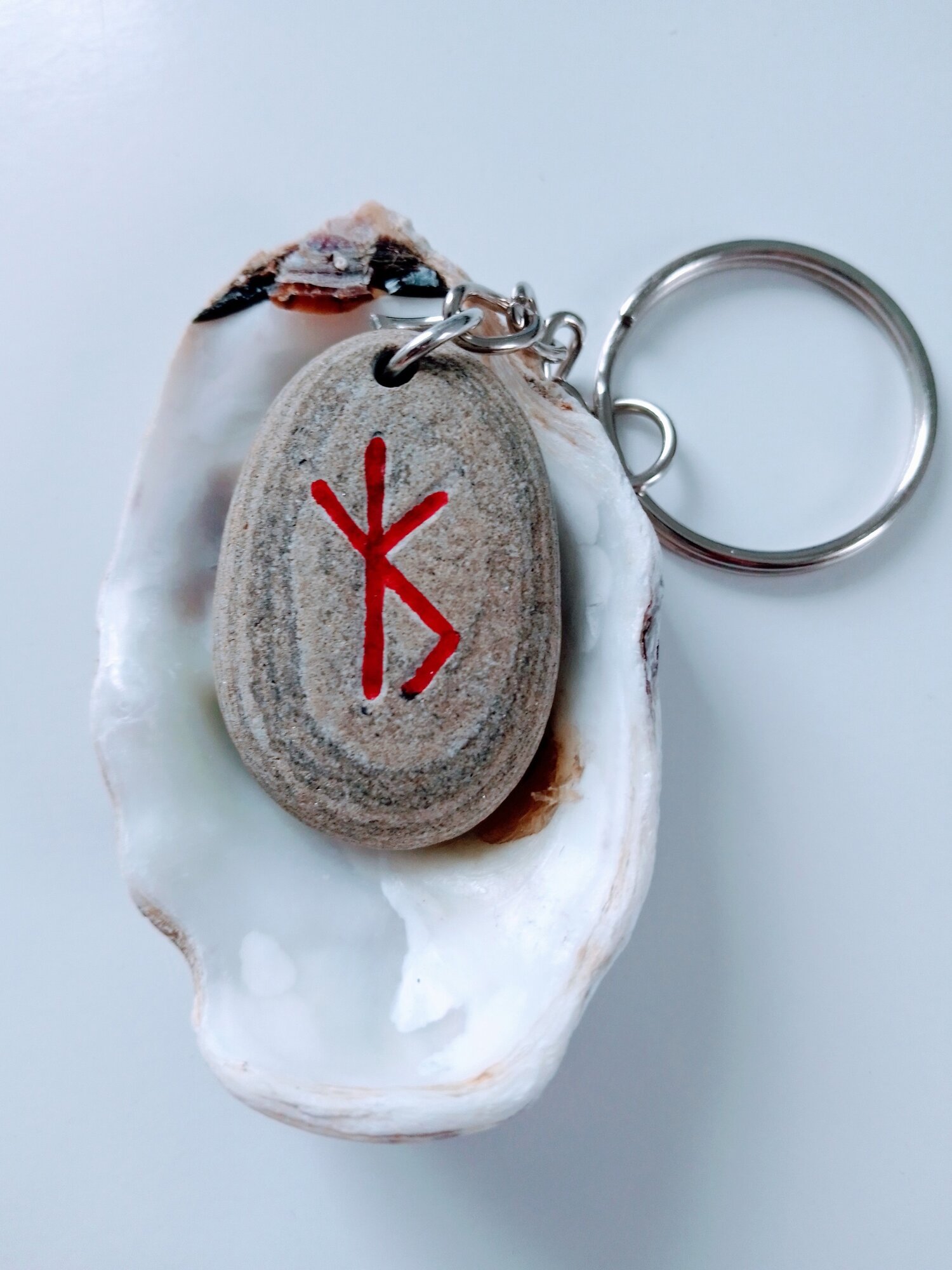 Оберег от стресса "Радость жизни". Брелок из натурального камня с гравировкой. Ручная работа.