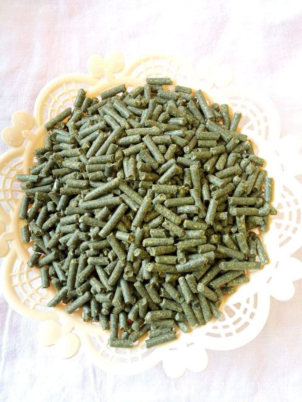 Лакомство для шиншилл, хомяков, морских свинок, крыс, песчанок ChinZoo гранулированный лист малины и ежевики 100 гр.