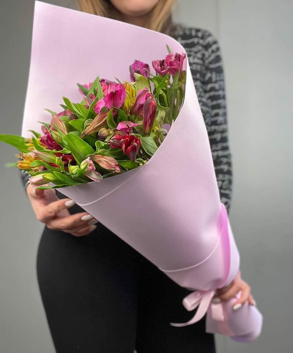 Букет из 15 живых цветов альстромерии в упаковке из фоамирана