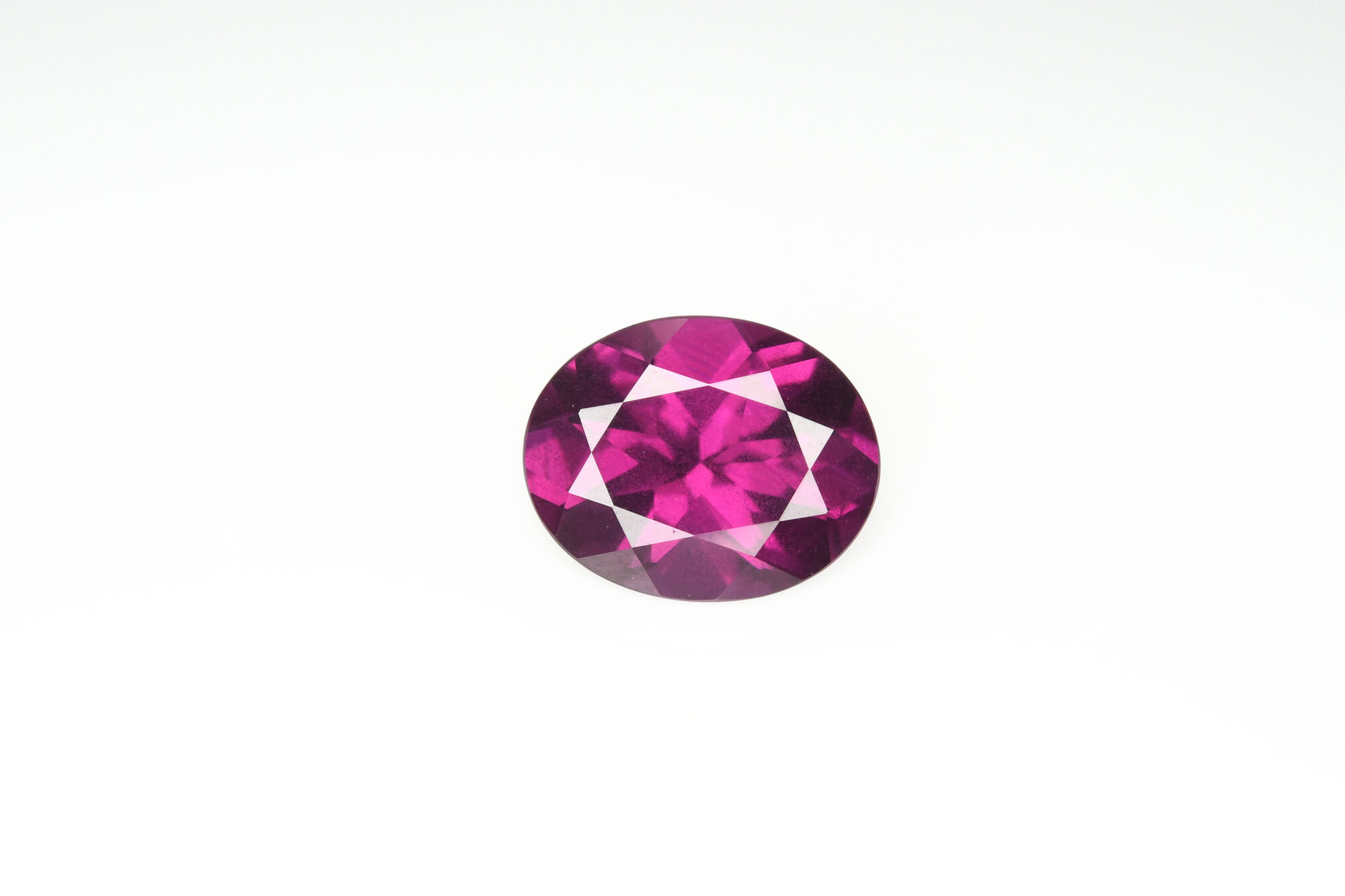 Ограненный овальный гранат родолит, 2.95 карат "True Stones"